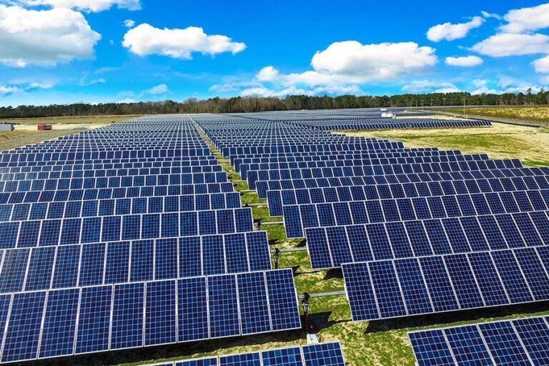 Solar Panels in Extreme Climates: How They Perform in Hot and Cold ...